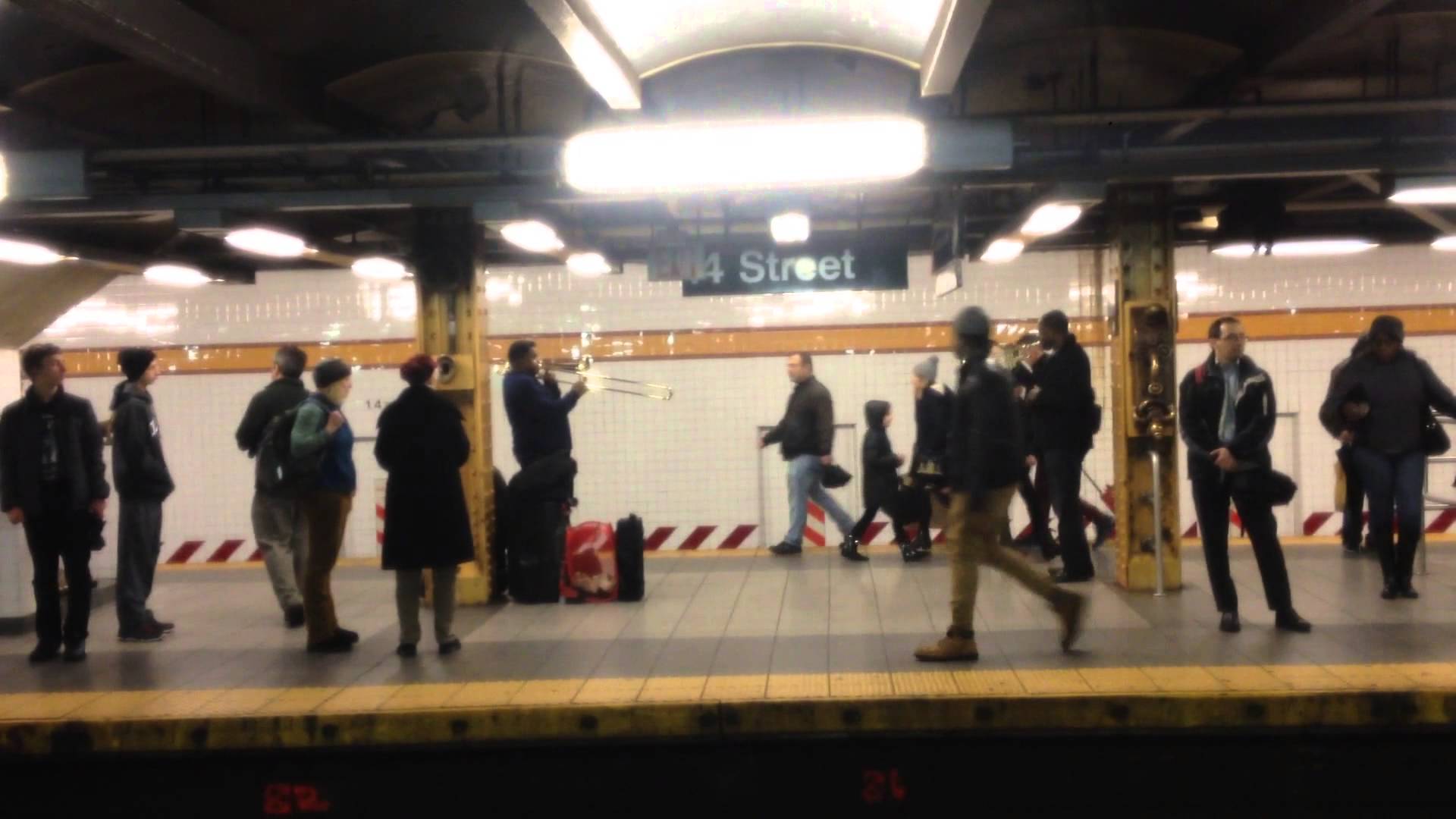Subway Buskers Playing Bobby Darin's Mack the Knife on Christmas Eve | Viewing NYC