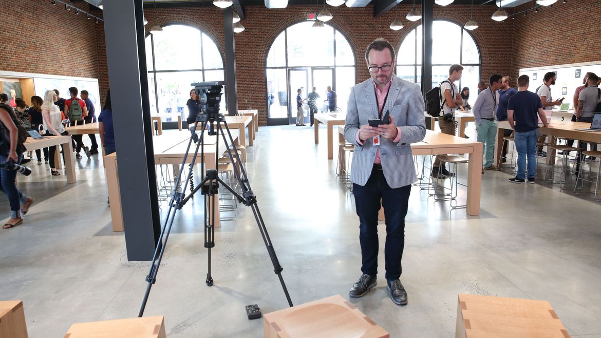Sneak Peek Into the New Williamsburg Apple Store | Viewing NYC