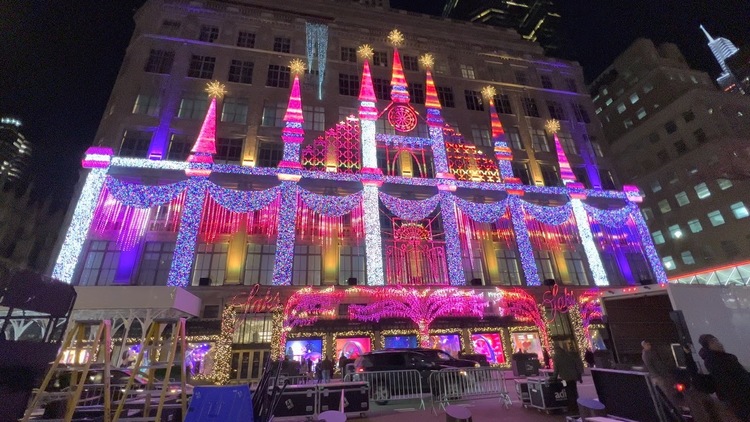 [VIDEO] Check Out The 2021 Saks Fifth Avenue Holiday Light Show ...