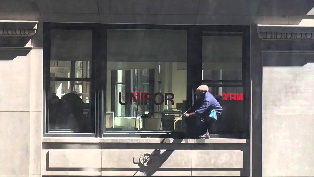 Watch This Crazy NYC Window Washer Risk His Life for a Squeaky Clean ...